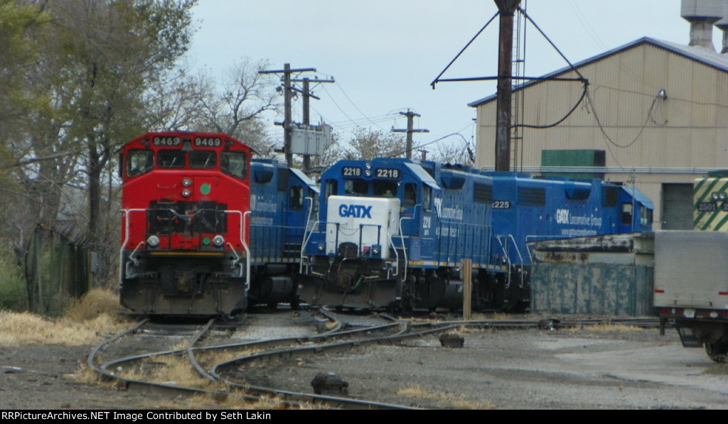 OMLX 9469 and others gather in Chicago Rail Link's shop
